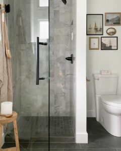 28 Easy Small Bathroom Décor Ideas That Pack a Punch