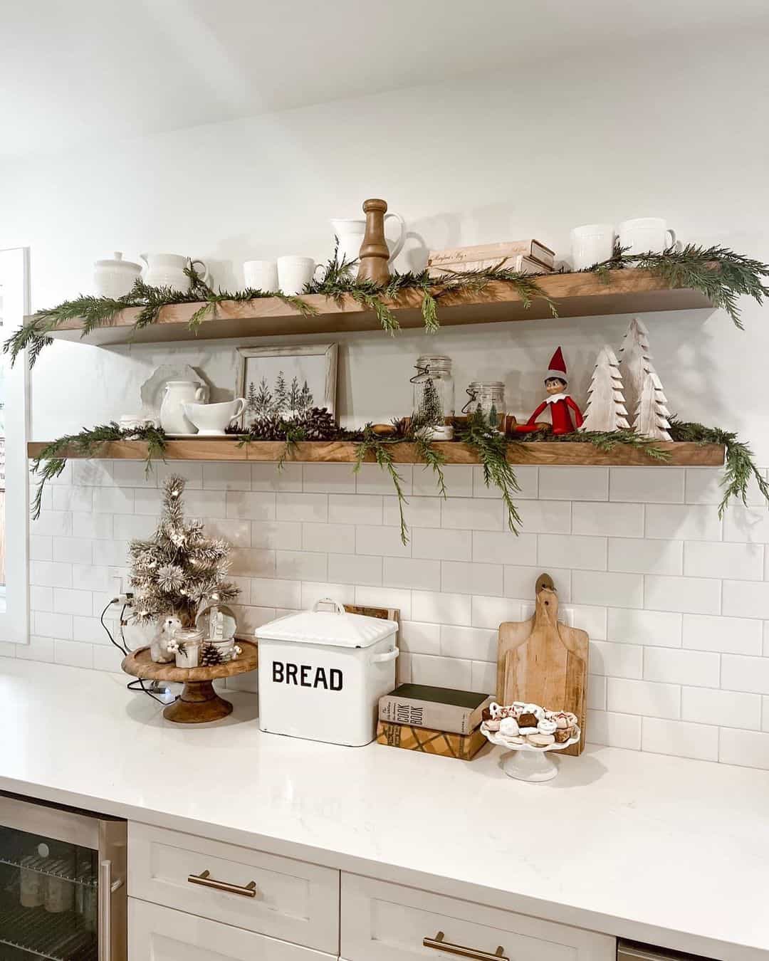 29 Nifty Kitchen Shelves Décor Ideas for an Optimal Design
