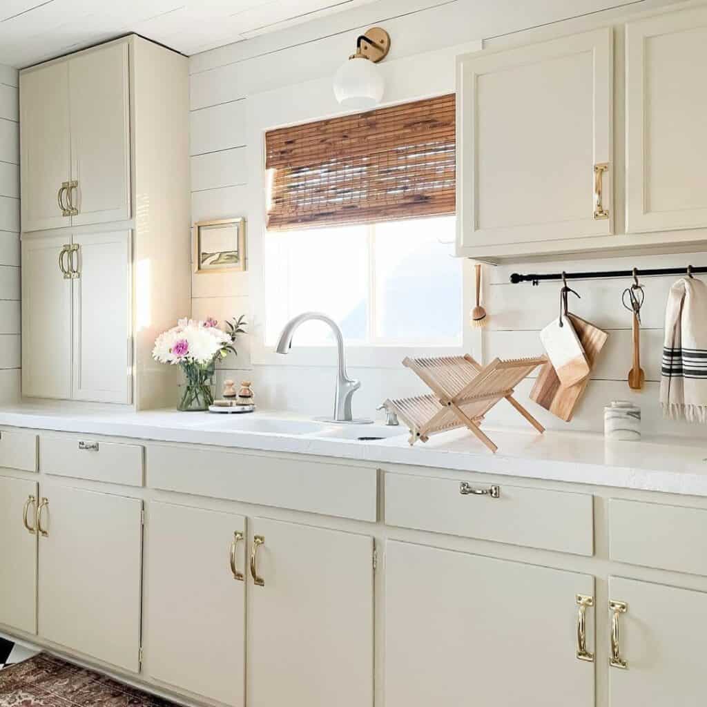 20 Farmhouse Cream Kitchen Cabinets for a Rustic Charm