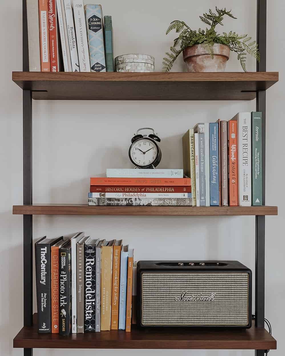 27 Bookshelf Organization Ideas with Appearance in Mind