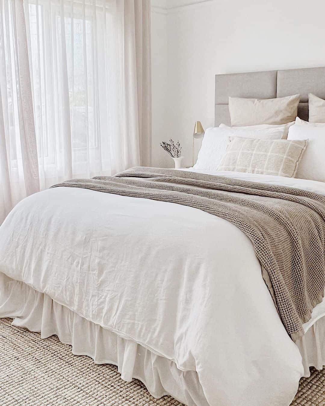 29 White Bedroom Ideas To Refresh Your Sleeping Space