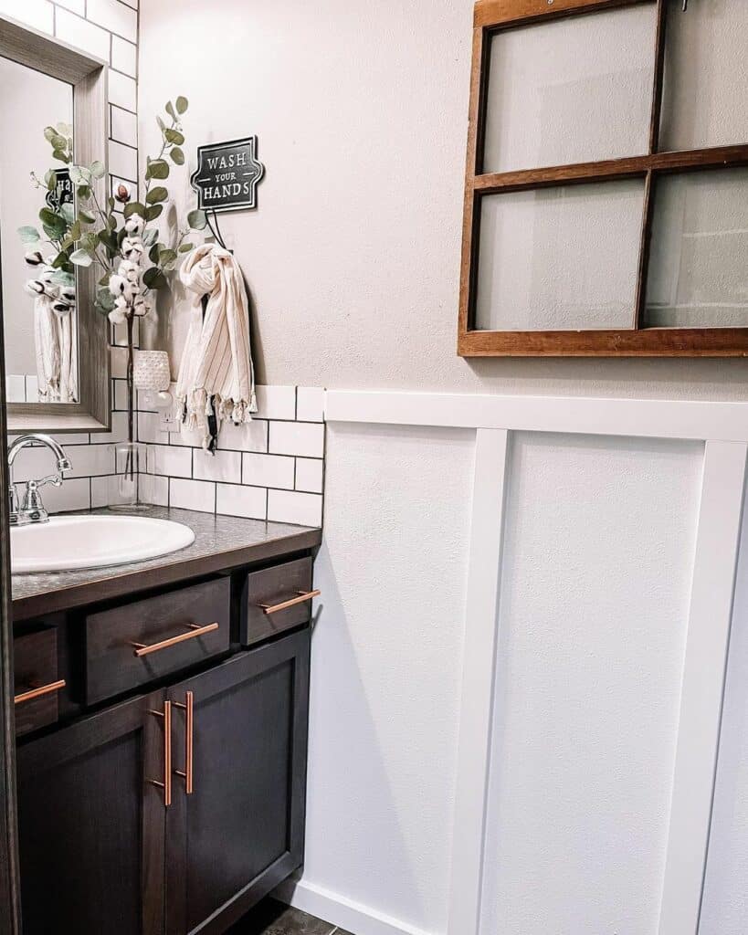 29 Small Bathroom Wainscoting Ideas for a Luxurious Space