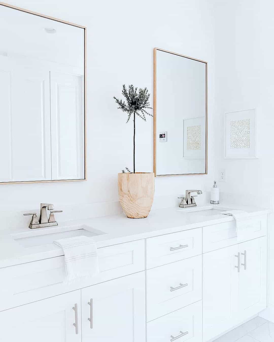 29 Pristine and Simple Styling Ideas for a White Bathroom