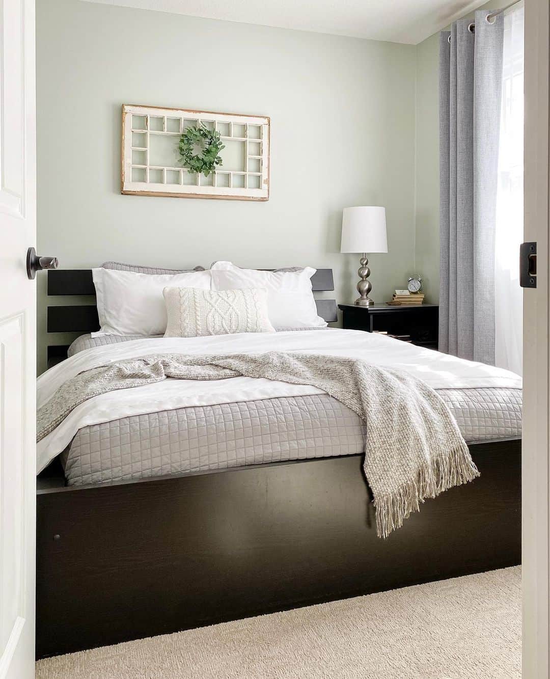 26 Ways To Create a Tasteful Modern Farmhouse Bedroom