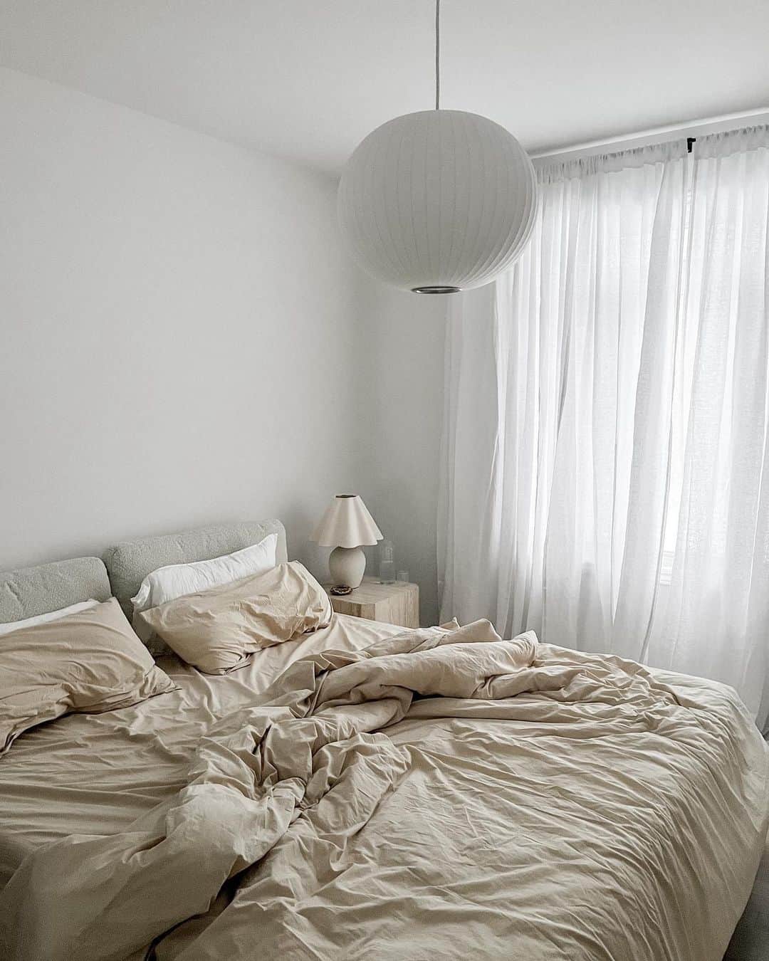 Modern Small Bedroom Ideas With White Pendant Light - Soul & Lane