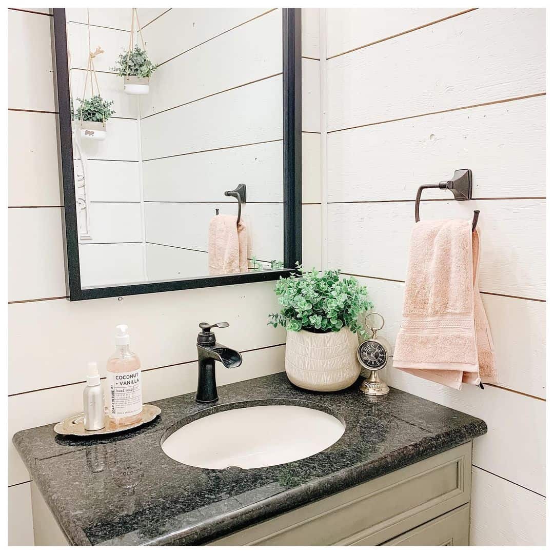 30 Bathroom Vanity Décor to Enhance Your Design Aesthetic