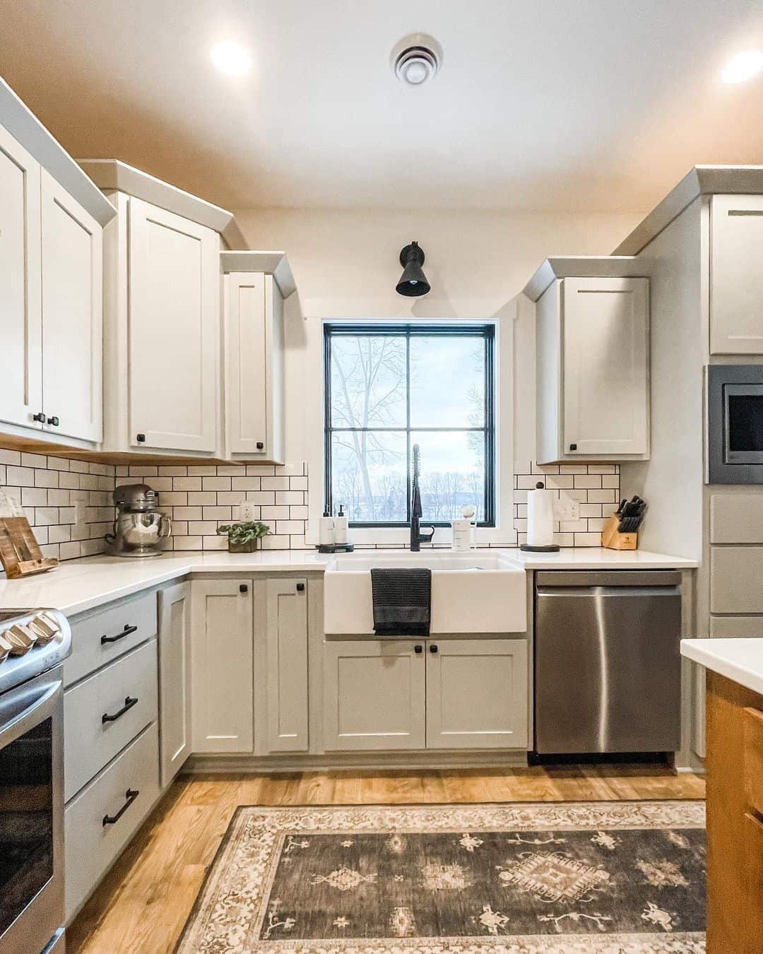 26 Farmhouse Sink Kitchen Designs for a Style Refresh
