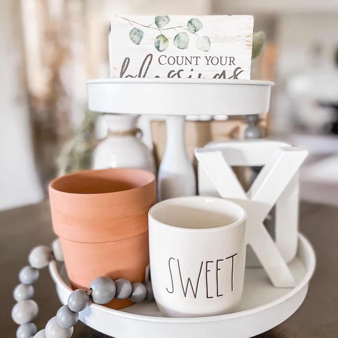 Minimalist Approach to a Simple Display - Soul & Lane