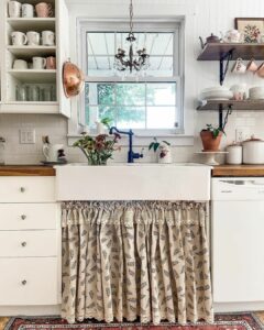 26 Farmhouse Sink Kitchen Designs for a Style Refresh