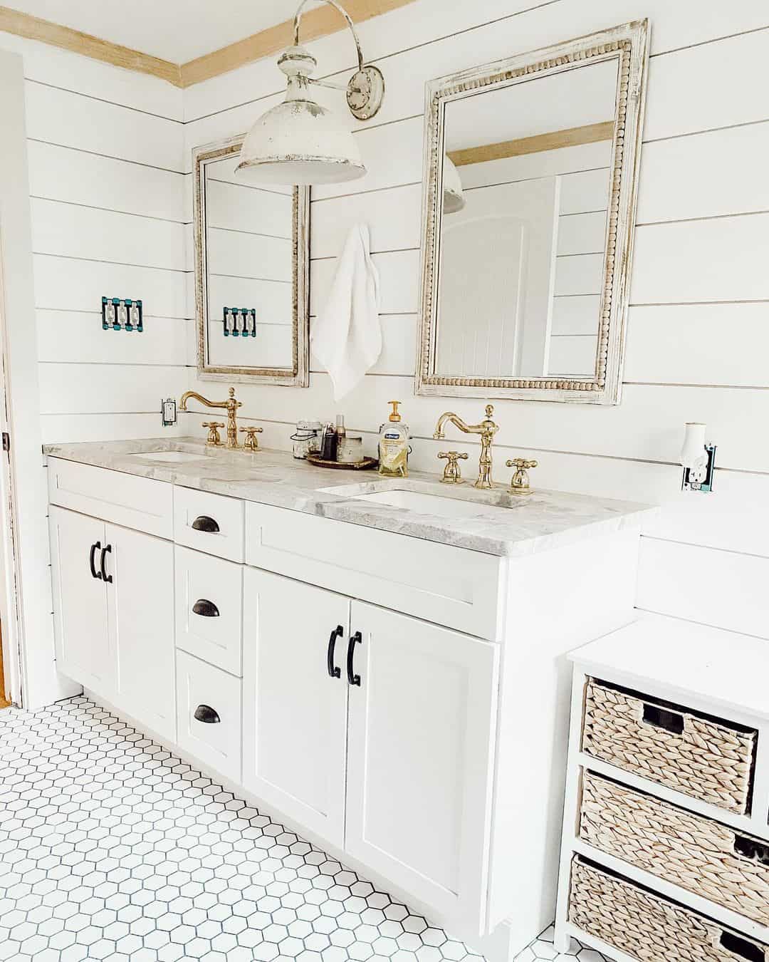 White Modern Farmhouse Bathroom With Shiplap - Soul & Lane White Modern Farmhouse Bathroom With Shiplap - Soul & Lane