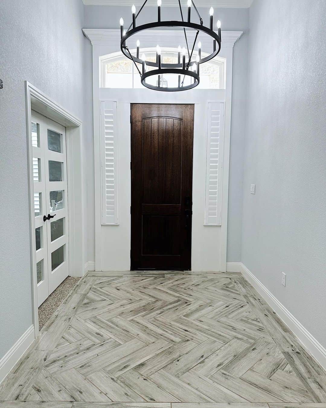 Decorative Features in Minimalist Entryway - Soul & Lane