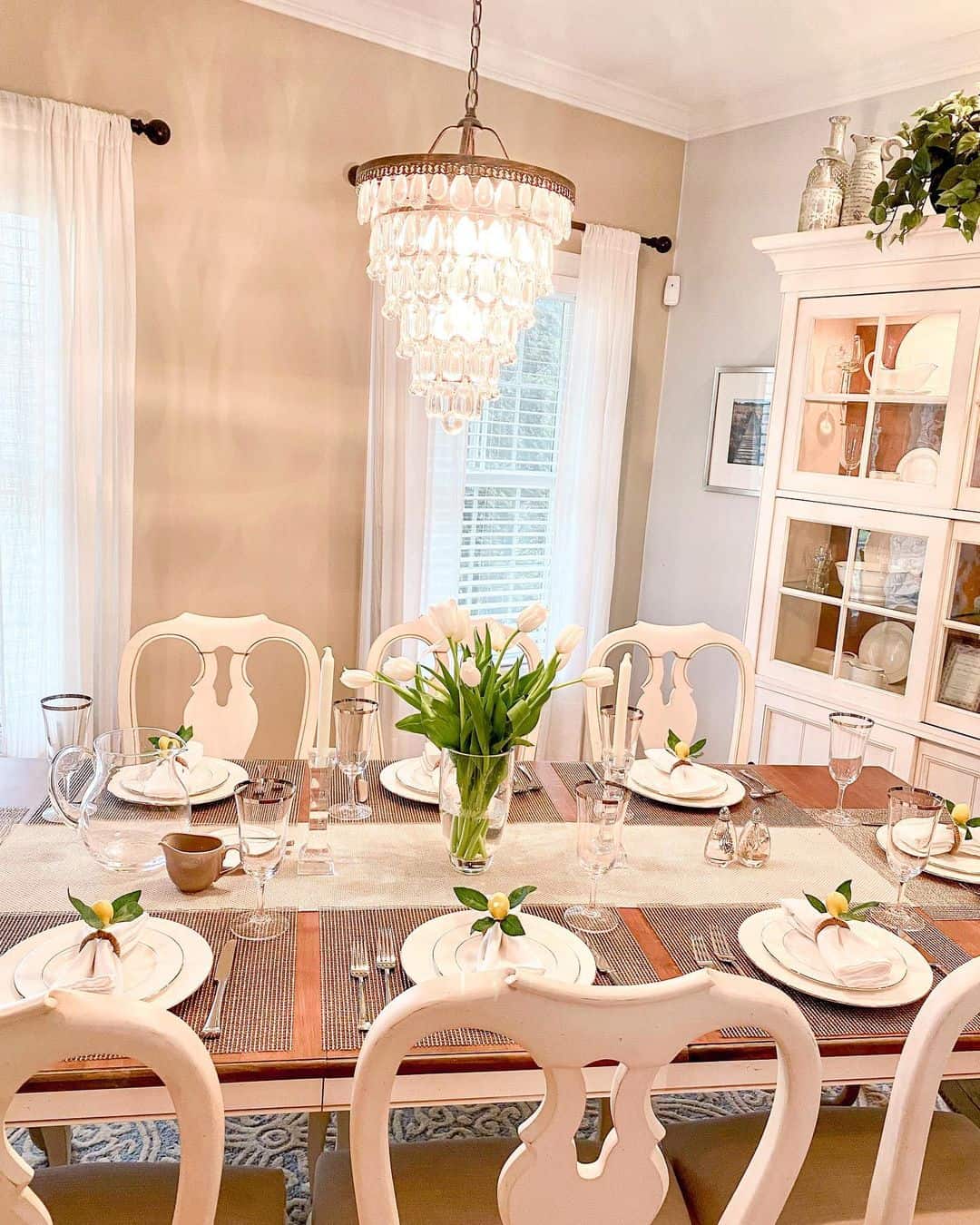 17 Delightful Dining Room Wallpaper Accent Walls