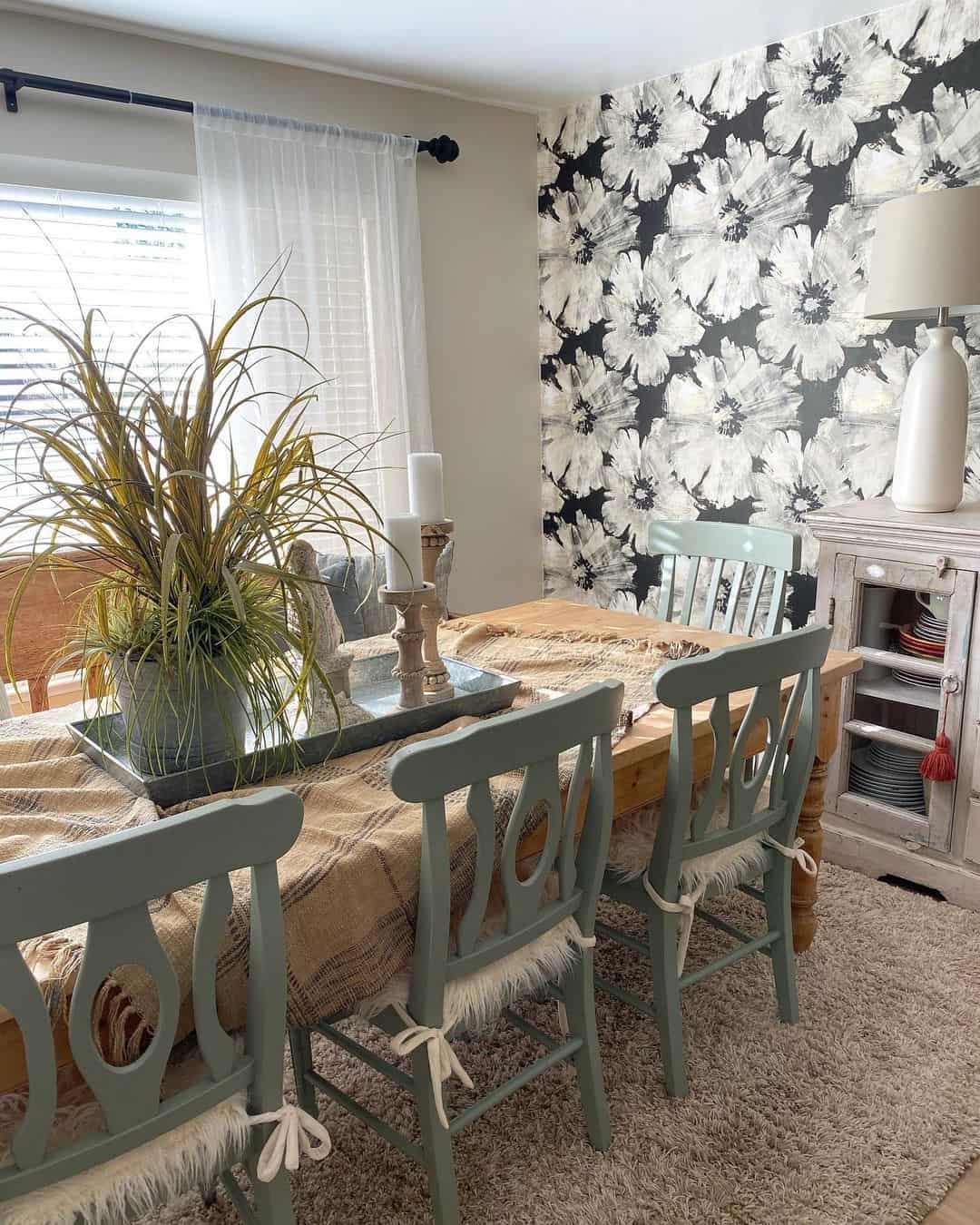 17 Delightful Dining Room Wallpaper Accent Walls