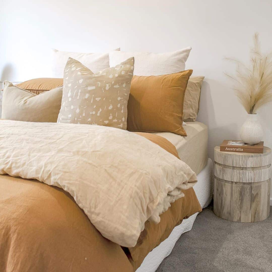 Modern Bedroom With Neutral Bedsheets - Soul & Lane
