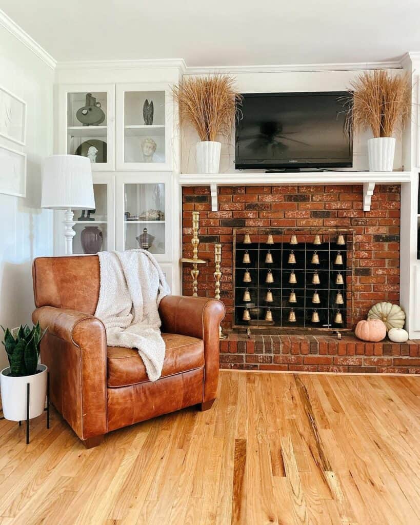 20 Sophisticated Designs to Complement a Red Brick Fireplace