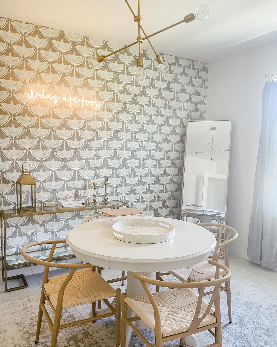 17 Delightful Dining Room Wallpaper Accent Walls