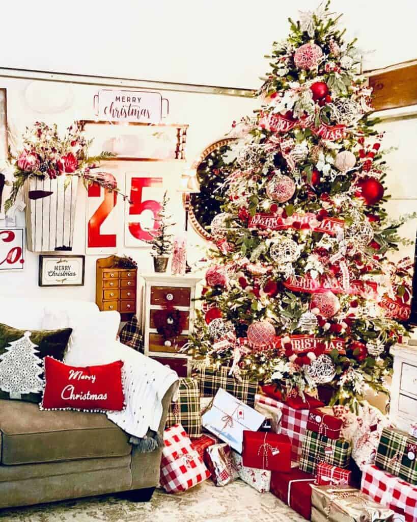 22 Magical Christmas Tree Decorations With Ribbon