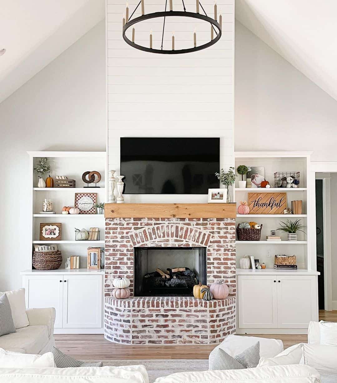 20 Sophisticated Designs to Complement a Red Brick Fireplace