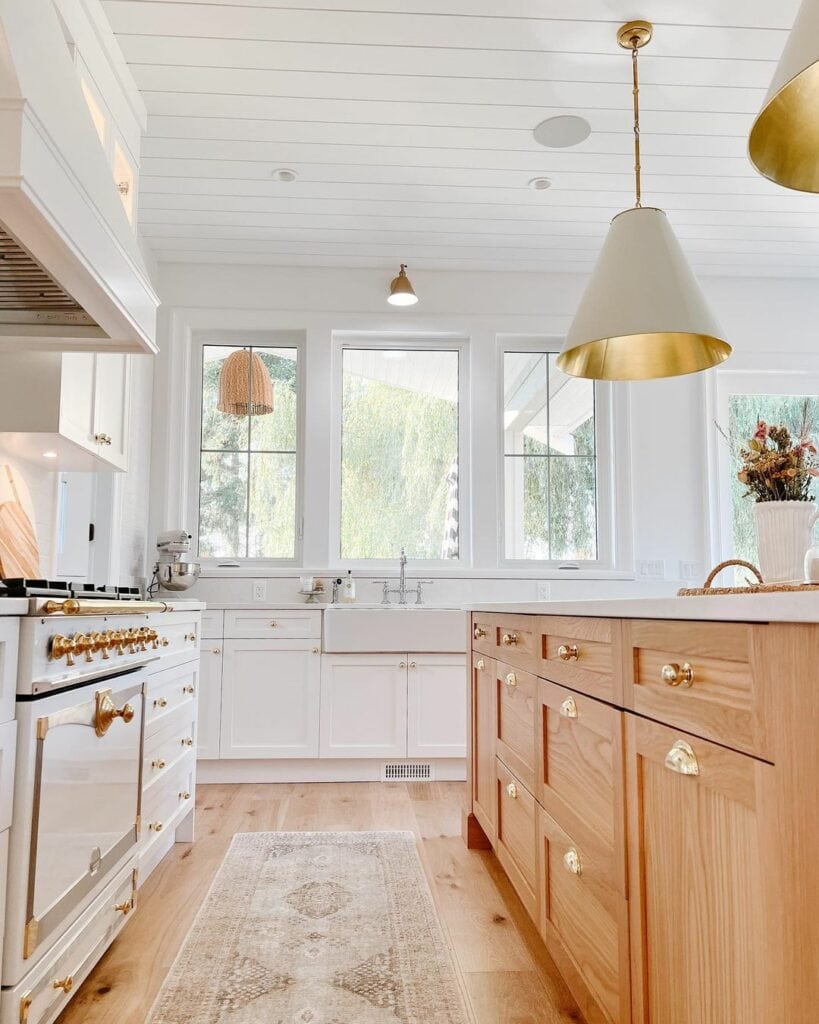 Classic Kitchen Design With Contemporary Gold Fixtures - Soul & Lane