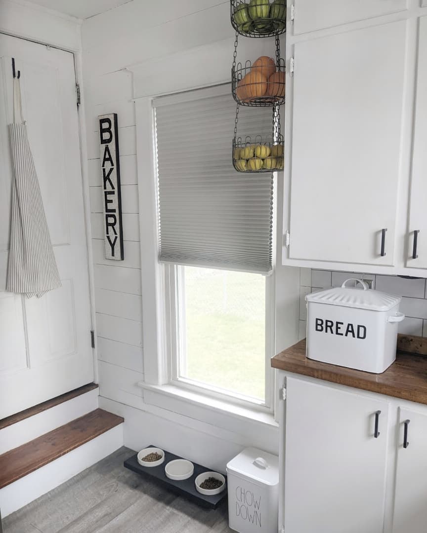 21 Picturesque Ideas for Shiplap Around Windows