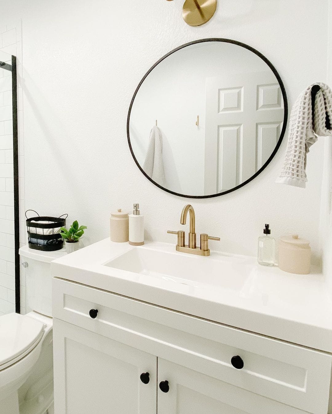 24 Stylish Tips for Mixing Metal Finishes in the Bathroom